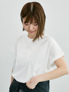 期間限定】 エンボスロゴTシャツ(オフホワイト/ブラック 期間限定】 エンボスロゴTシャツ(オフホワイト/ブラック